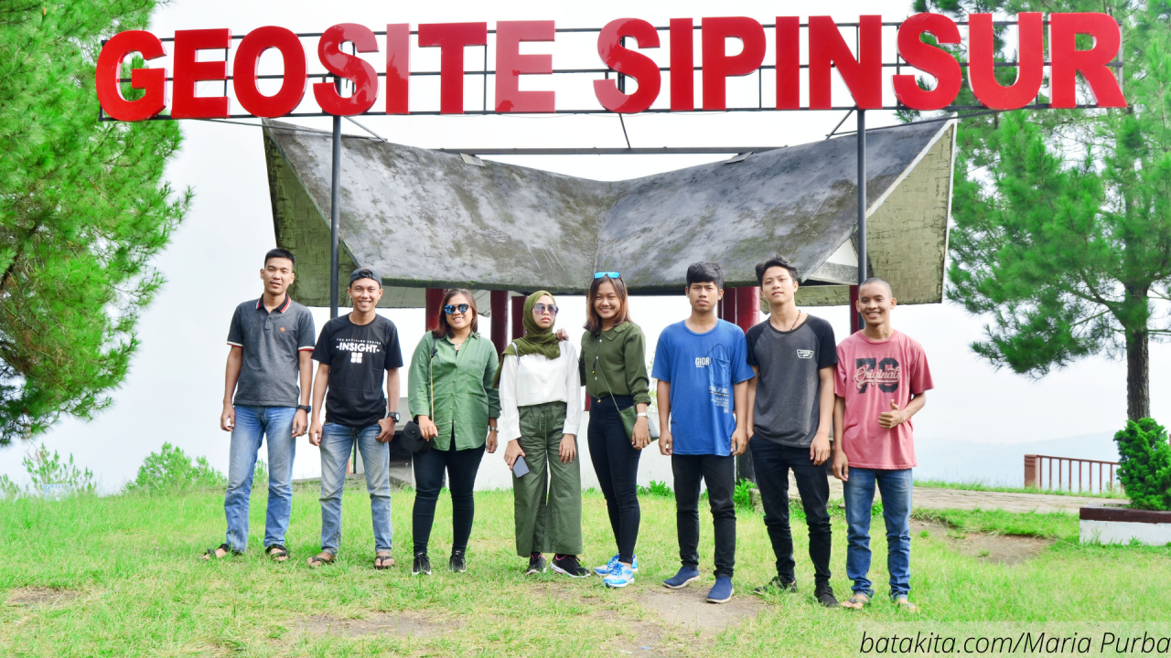 Cantiknya Geosite Sipinsur, Menikmati Danau Toba Dari Ketinggian