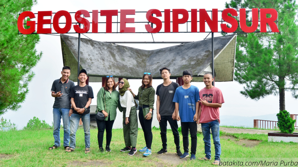 Cantiknya Geosite Sipinsur, Menikmati Danau Toba Dari Ketinggian