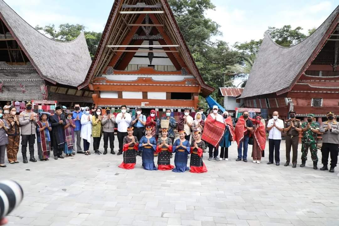 Mengenal Kampung Ulos di Hutaraja Samosir